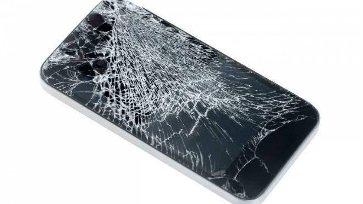 Quase metade dos brasileiros já teve a tela do celular quebrada