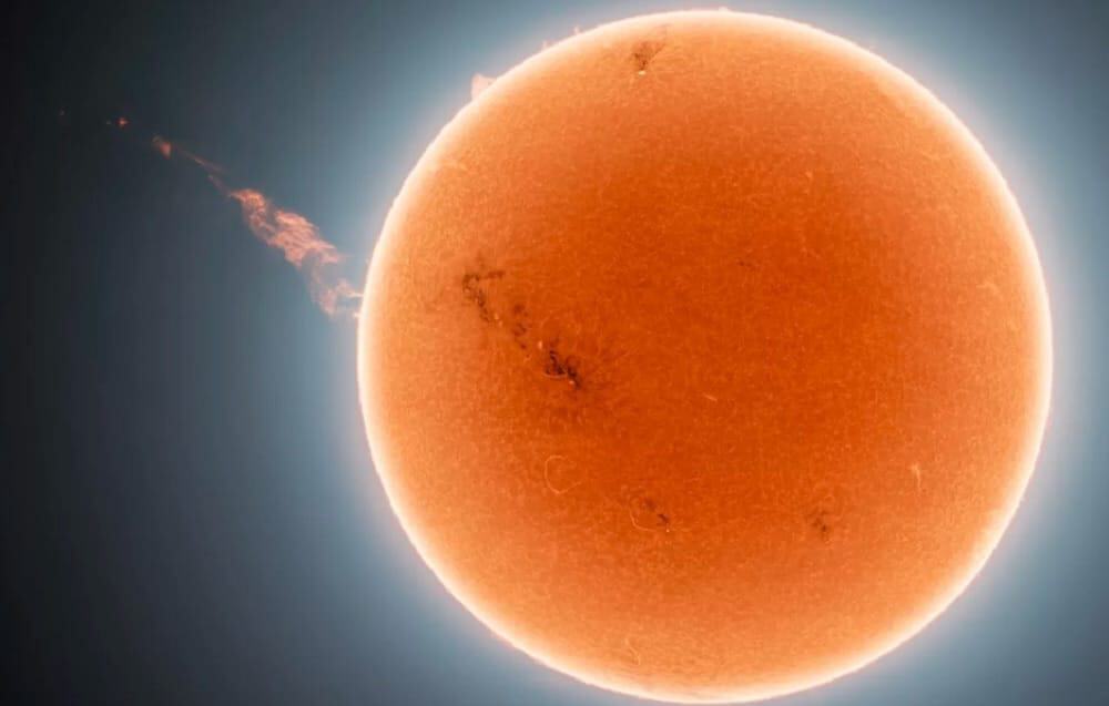 Veja uma ejeção de massa coronal pulverizando plasma do Sol