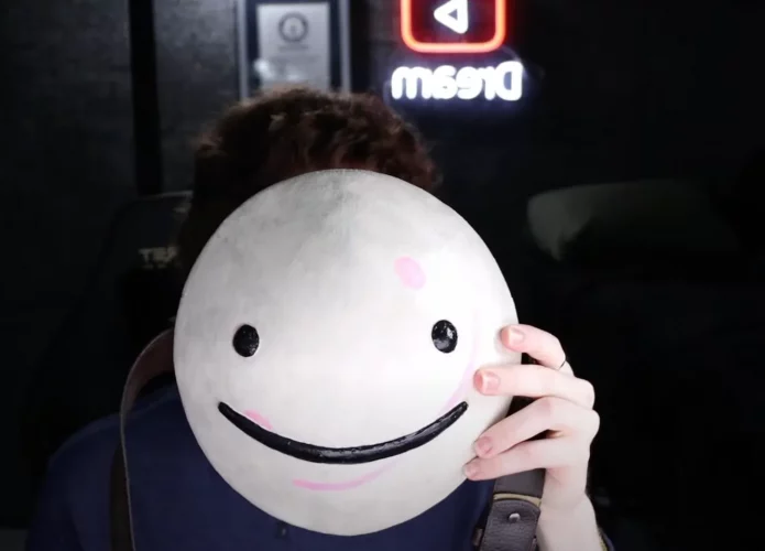 Youtuber de "Minecraft" revela rosto após anos de anonimato