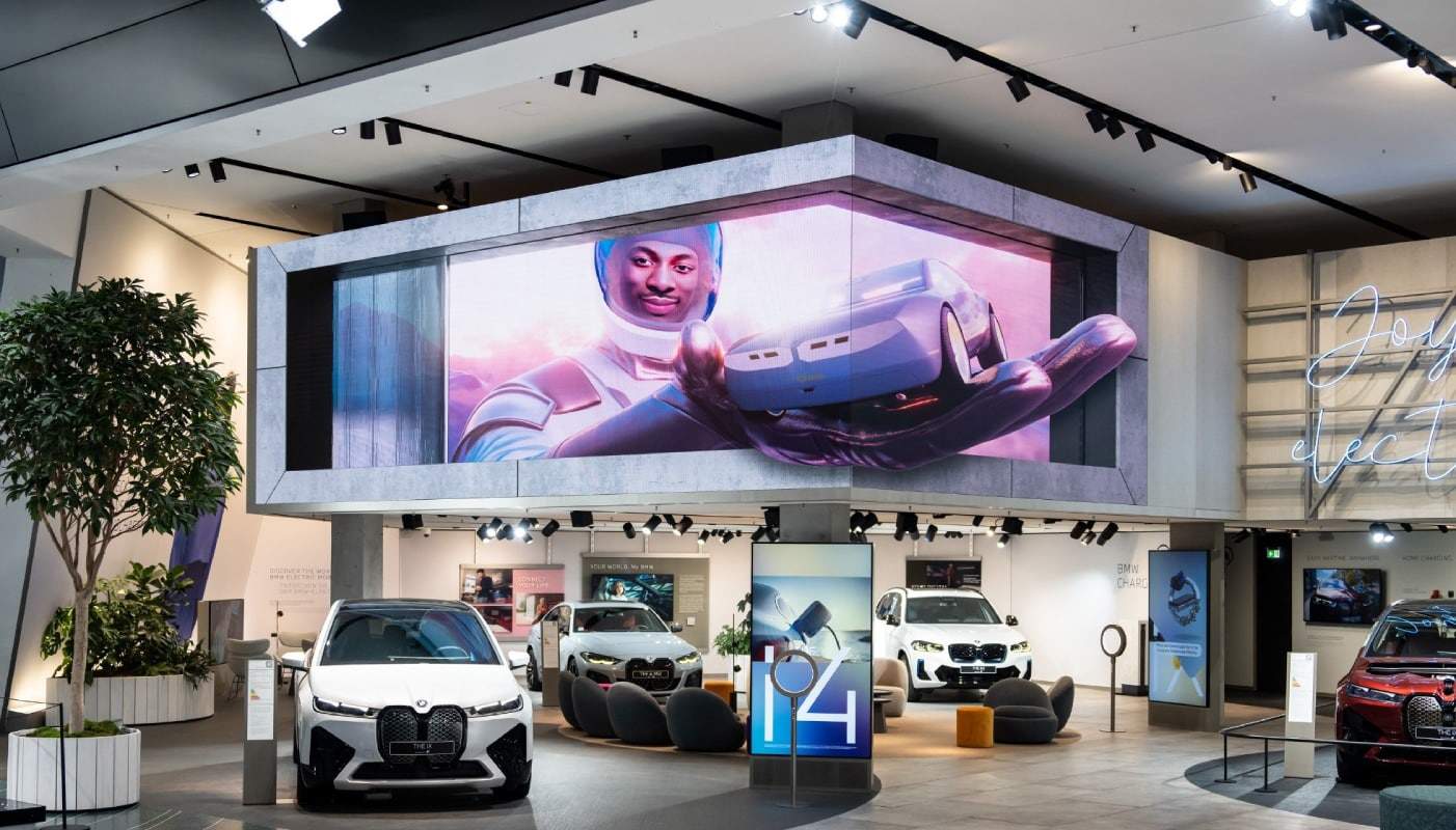 Animação 3D da BMW mostra pessoas reais interagindo com carro que tem ...