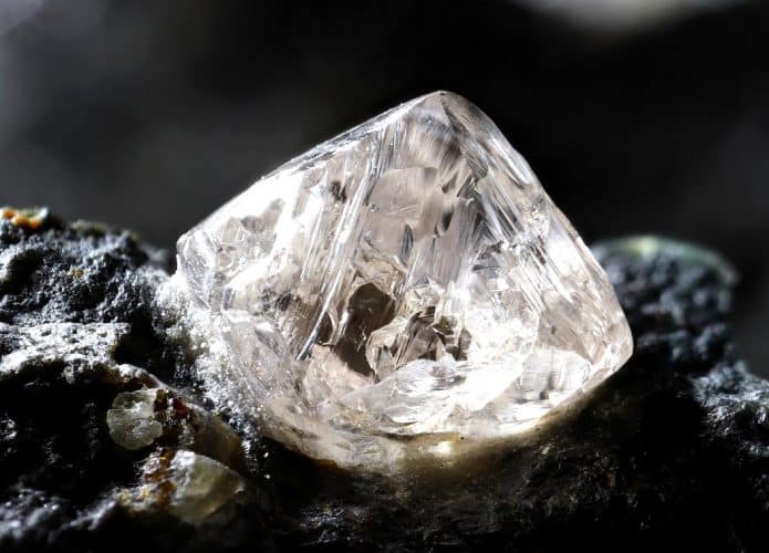 Estudo revela como diamantes emergem das profundezas da Terra