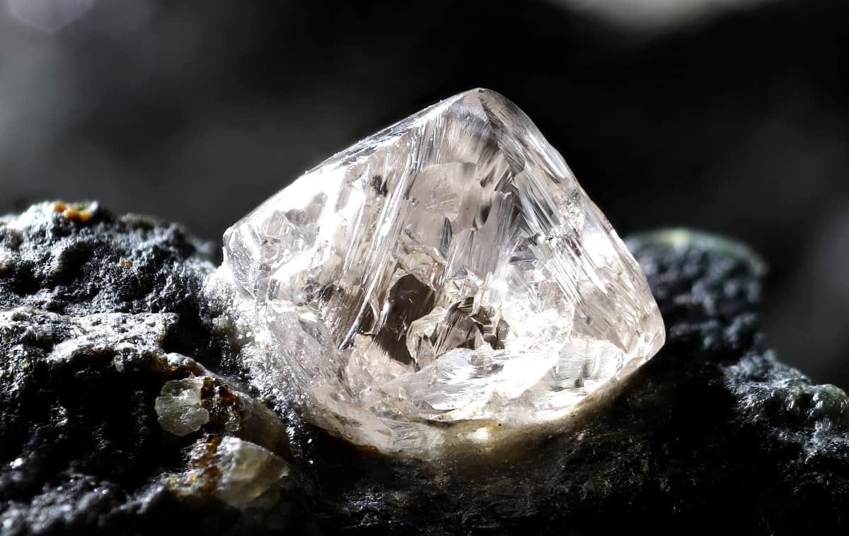 Estudo revela como diamantes emergem das profundezas da Terra