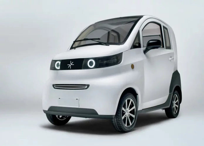 Microcarro elétrico leva dois adultos e um cachorro por preço justo