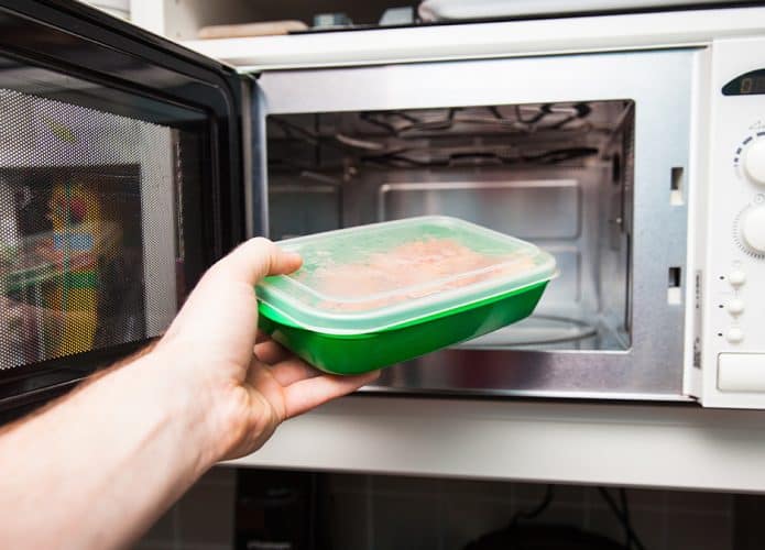 Vasilhas de plástico contaminam a comida? Descubra se é mito ou verdade