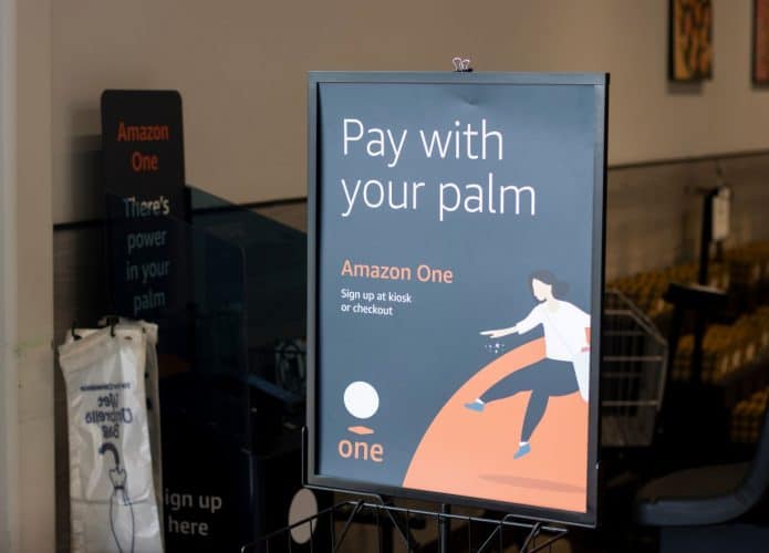 Pagamento da Amazon que escaneia mão chega a celulares
