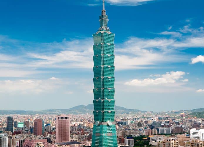 Bola gigante 'segura' prédio mais alto de Taiwan durante terremoto