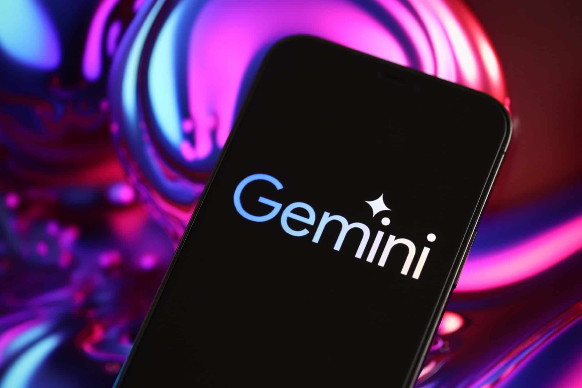 O Gemini agora faz chamadas e envia mensagens com o celular bloqueado