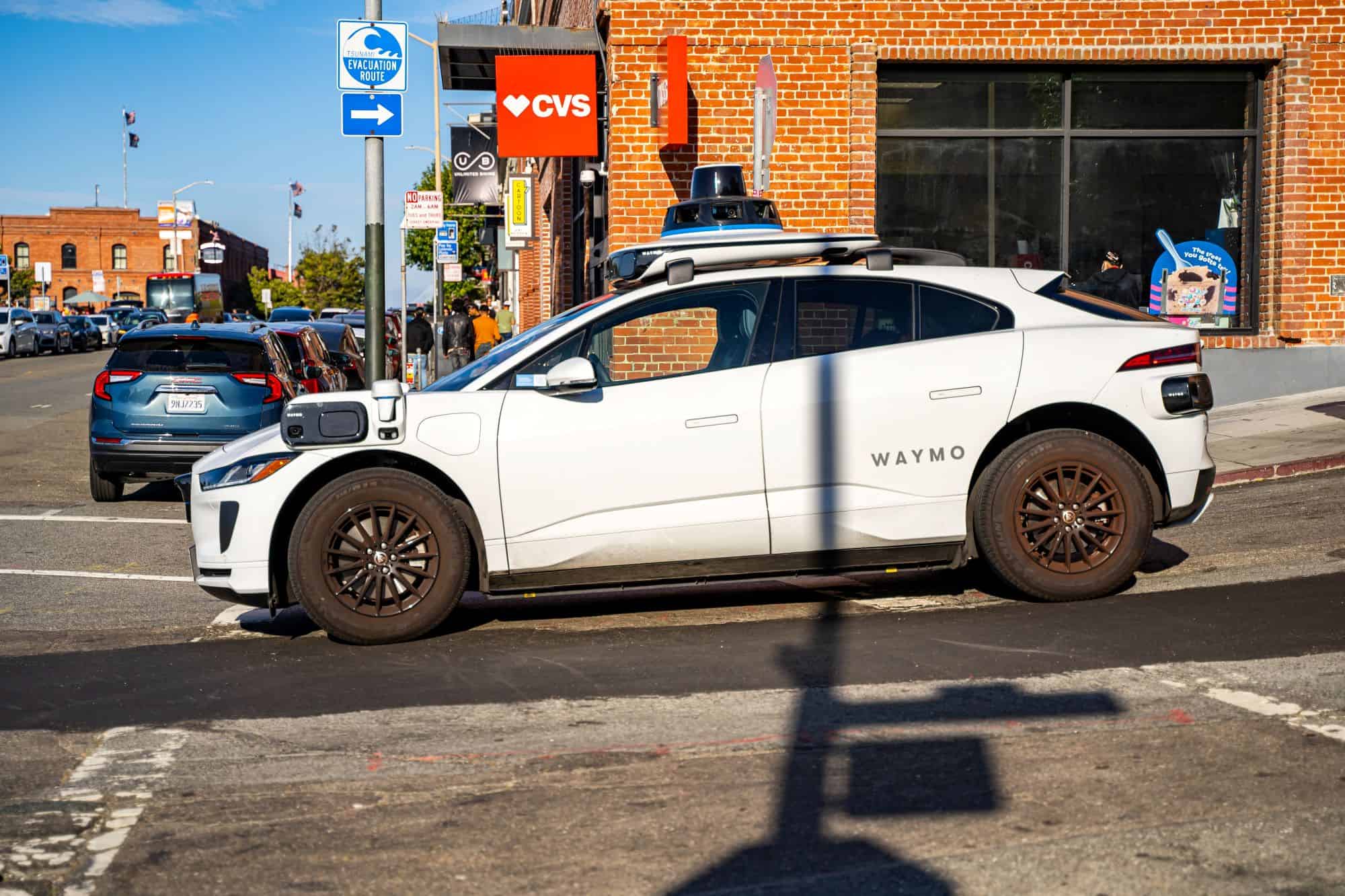 Waymo revela principais causas de acidentes a pedestres e ciclistas